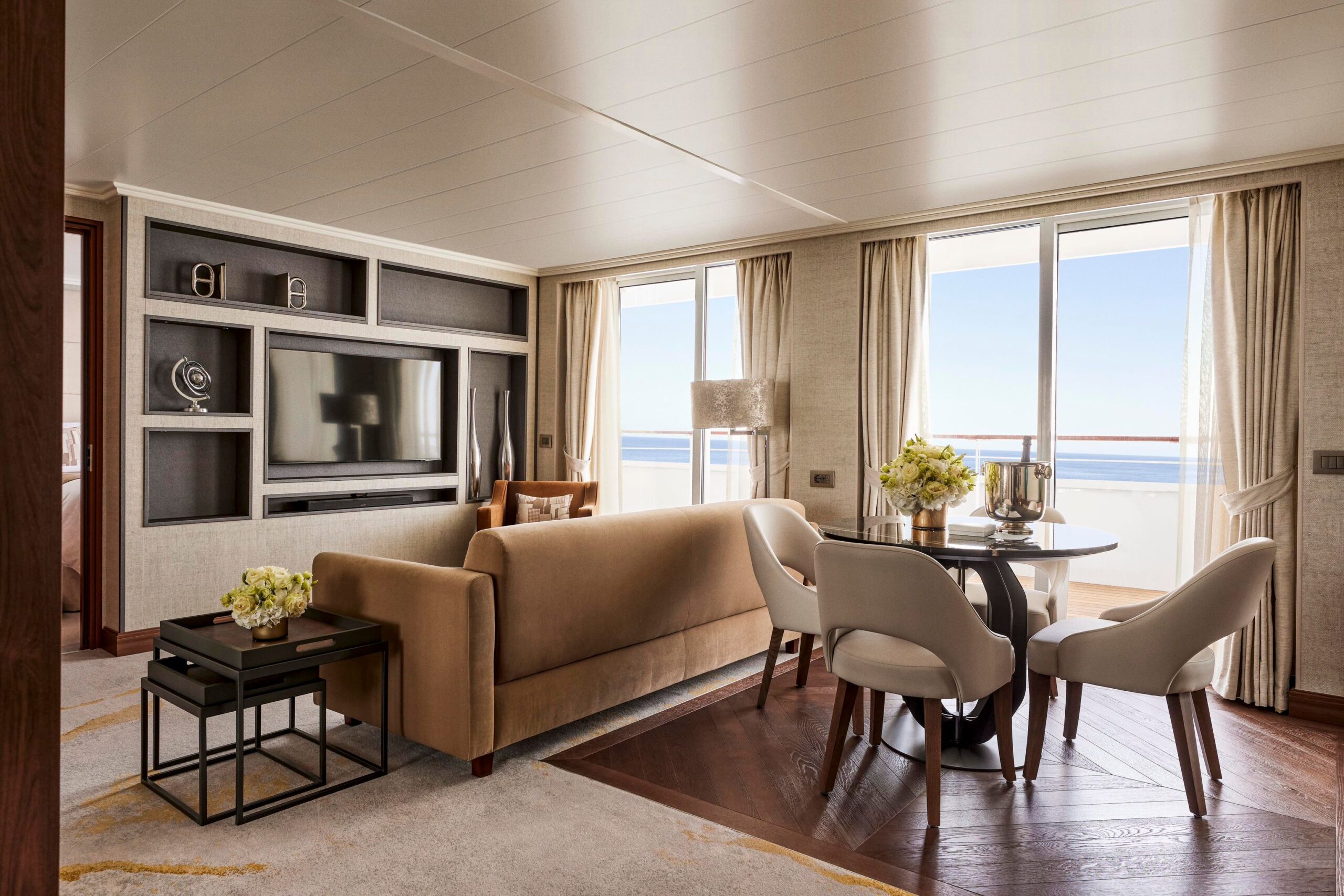 Crystal effectue un retour triomphal en mer avec le Crystal Serenity ...